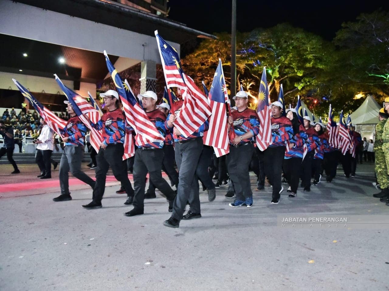 KMKM serah Jalur Gemilang kepada Tun Juhar - Borneo Times